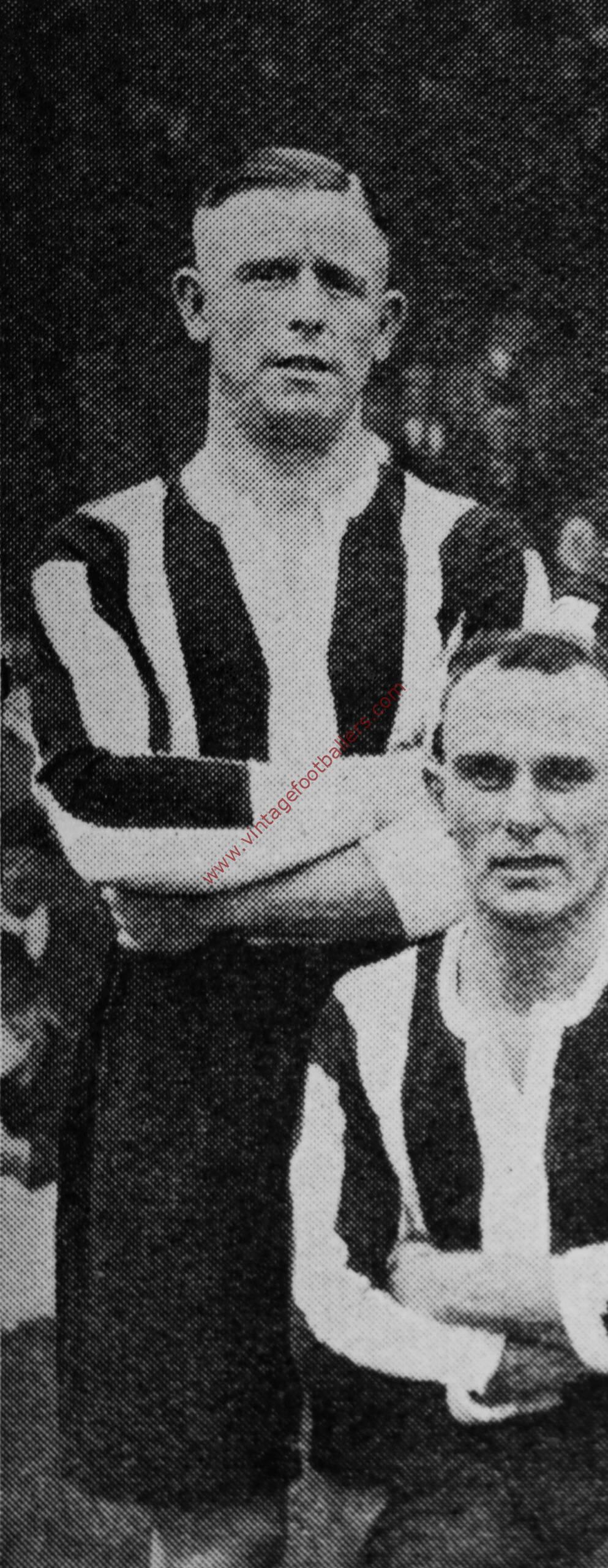 Hall Alec Image 1 Grimsby Town 1934 - Vintage Footballers
