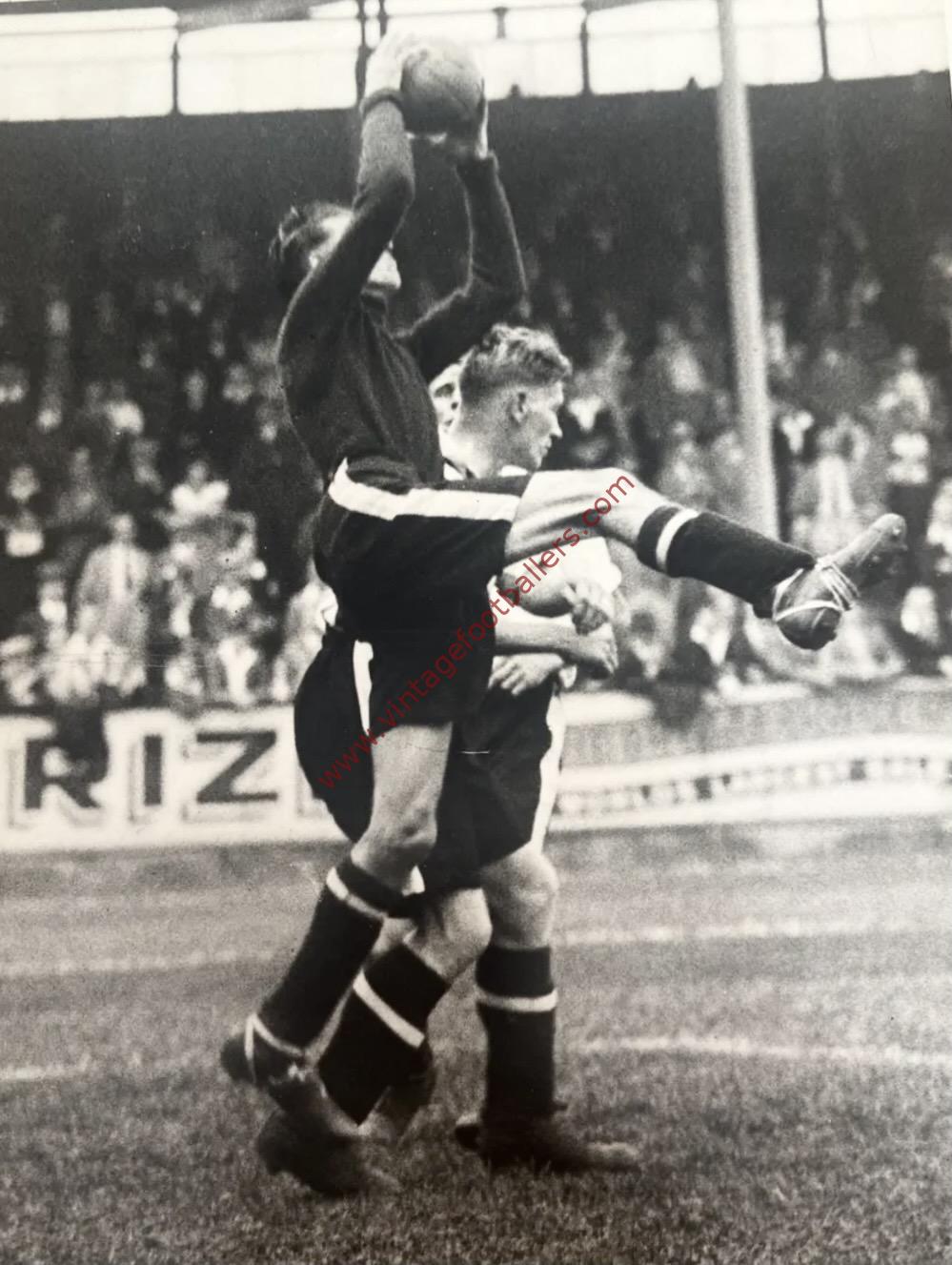 Lynch Tom "Paddy" Image 1 Brentford 1936 - Vintage Footballers
